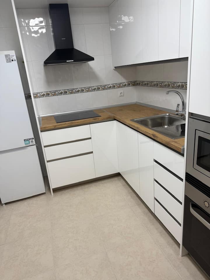 Piso Centrico En Melide, Con Tres Habitaciones - Arzúa