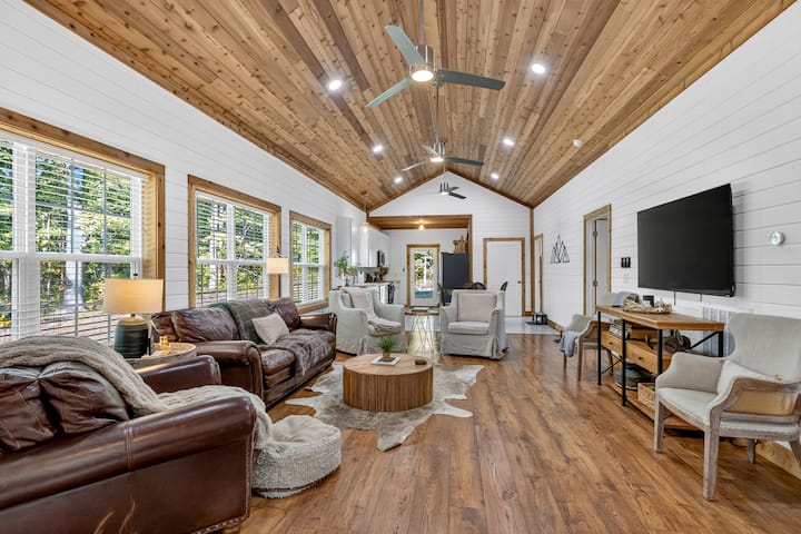 Sandstone Chalet | Dog-friendly Monteagle Cabin - Monteagle, TN