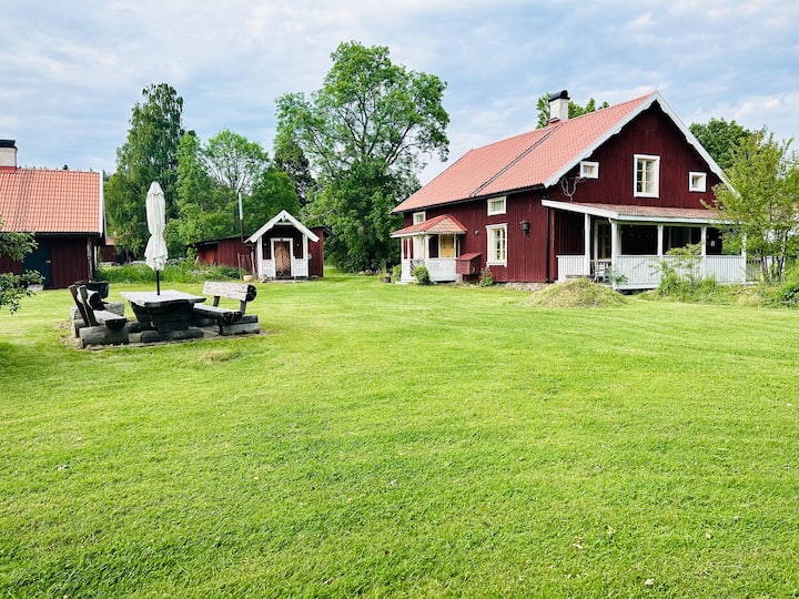 Lantligt Hus Perfekt För Stora Sällskap I Gräsbo - Stockholms län