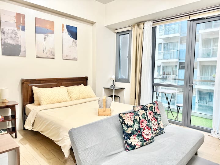 C1-6m| Homey Studio Balcony Across Naia Terminal 3 - Pasay