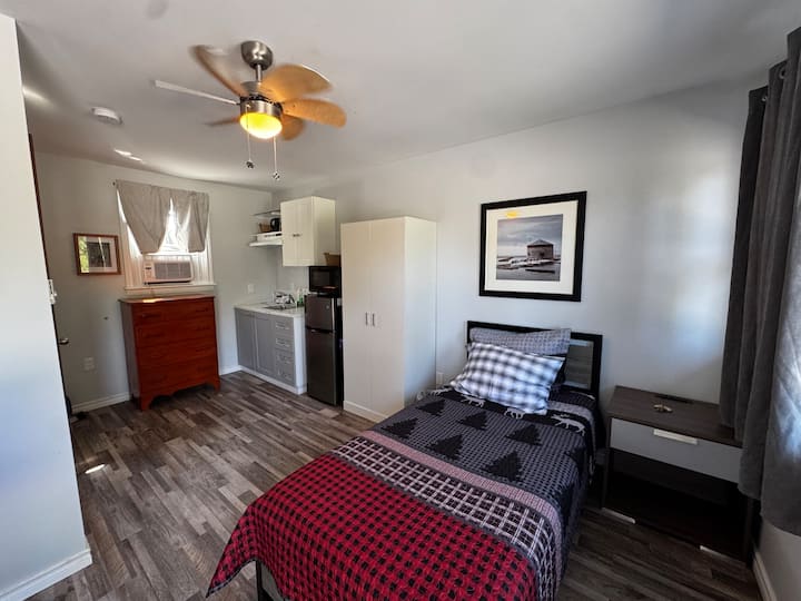 Bright Studio | Hwy 2 Access - Kingston, Canada