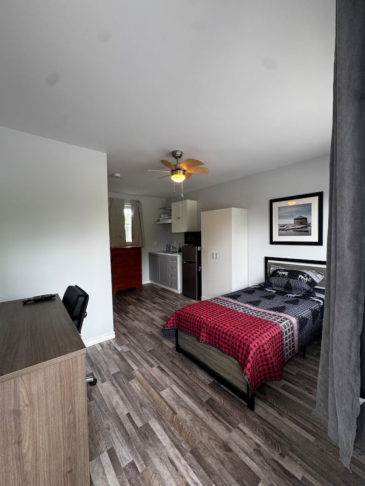 Bright Studio | Hwy 2 Access - 京斯敦