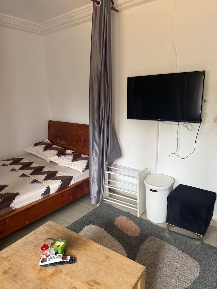 Beau Studio Aéré Avec Terrasse - Abidjan