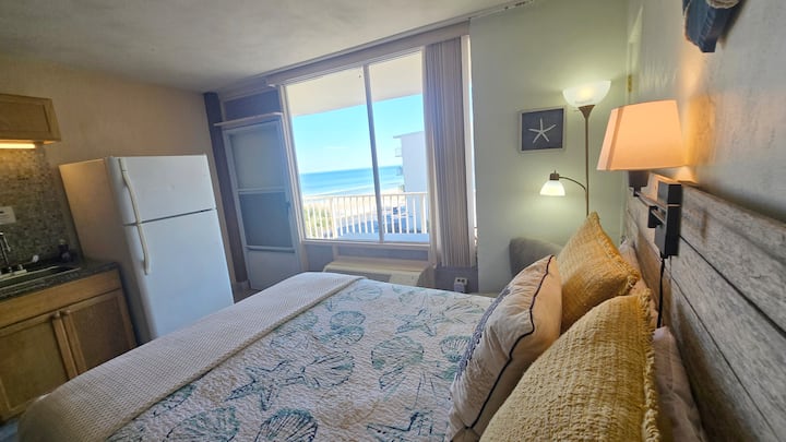 Affordable Studio At The Beach With Balcony - Daytona Beach, FL