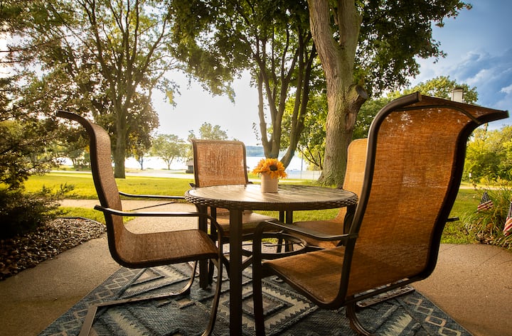 Lakeview Condo W/ Fireplace, King Bed. No Stairs - Wisconsin