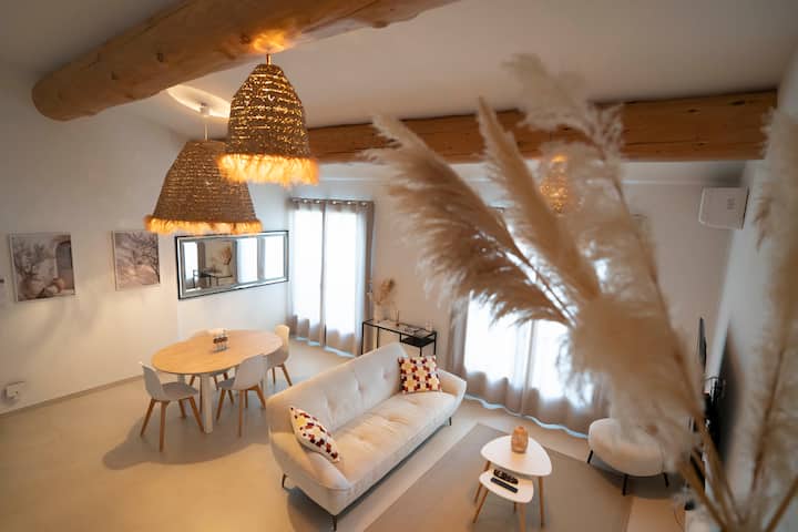 Détente Au Cœur D'aigues-mortes - Saint-Laurent-d'Aigouze