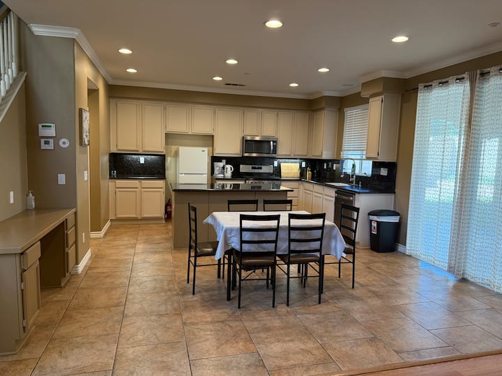 方舟别墅—- Five Bed Room - Fontana, CA