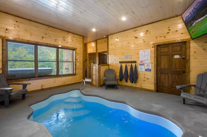 Modern Chalet| Heated Pool | - Pigeon Forge, TN