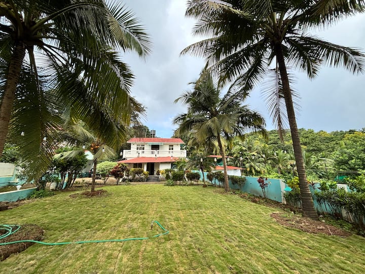 Cozy 3bhk Villa With Hill & Forest Views - Goa