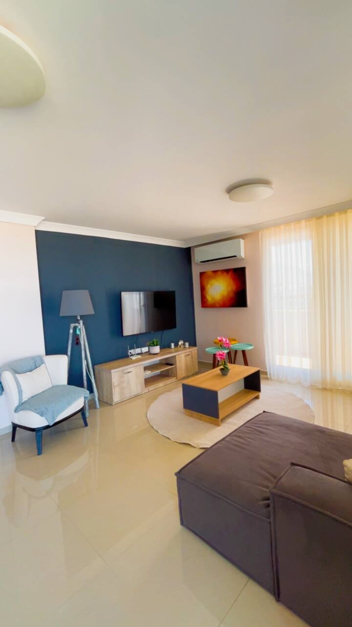 Central, Spacious Pent House -Sea View - ケリネイア