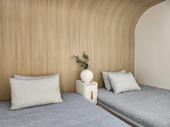 11 트윈베드 # 도심 신축 감성숙소 # 빔프로젝터 영화관 # - Pusan