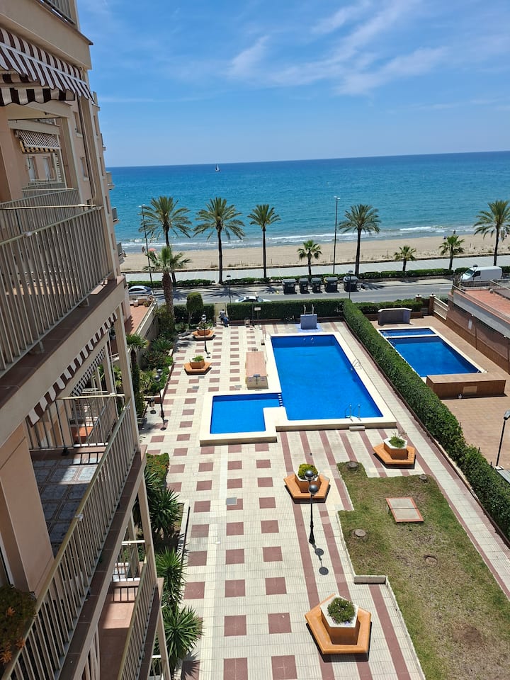 Enjoy The Beach And Lovely Pool - Calafell