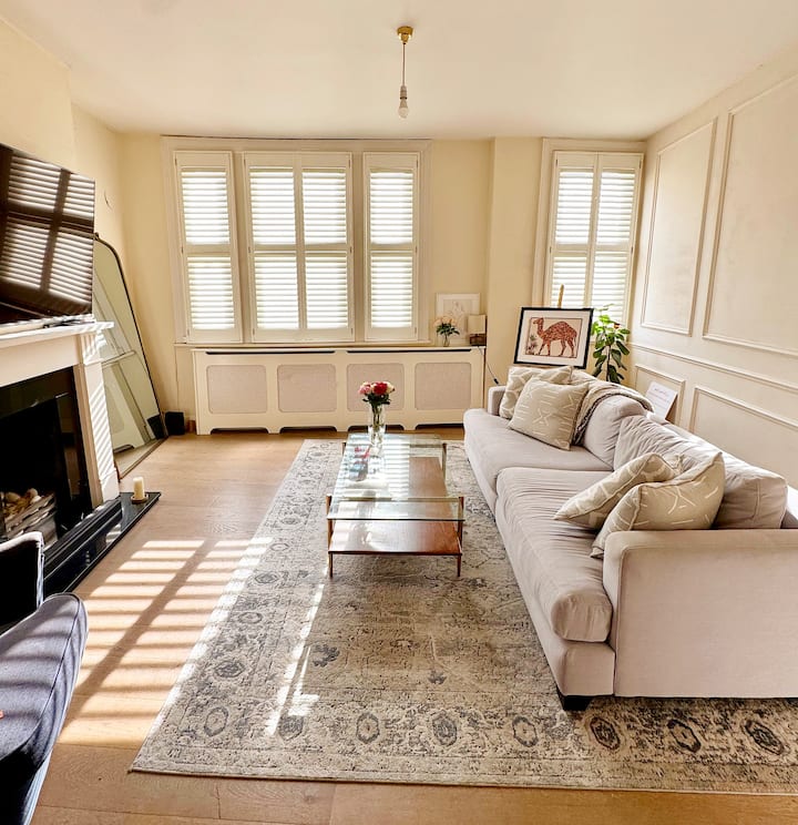 Chic & Spacious 2 Bed Home By Clapham Junction - London