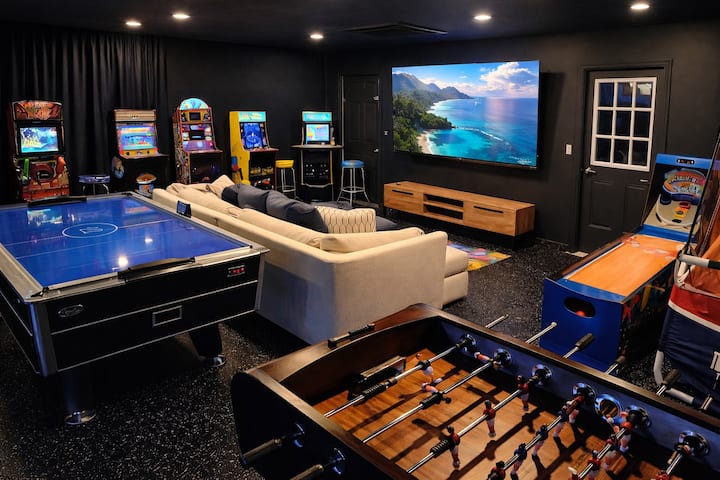 Paws & Play Getaway | Hot Tub, Arcade & Dog Park - Edmonton