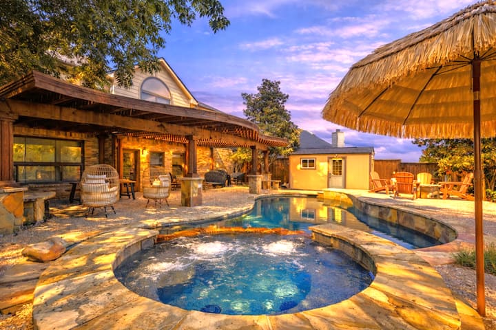Lake Retreat W/ Jacuzzi+ Pool, Bbq + Basketball - DeSoto, TX