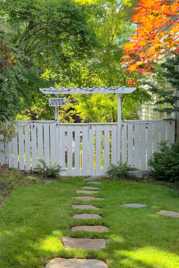 White Swing! Newly Built Suite - Beaverton, OR