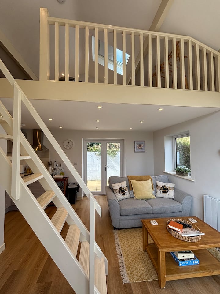 Honey Bee Cottage – Romantic Tiny Home For Two - Shropshire