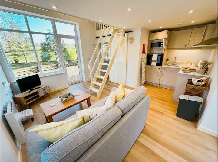 New*honey Bee Cottage – Romantic Tiny Home For Two - Welshpool