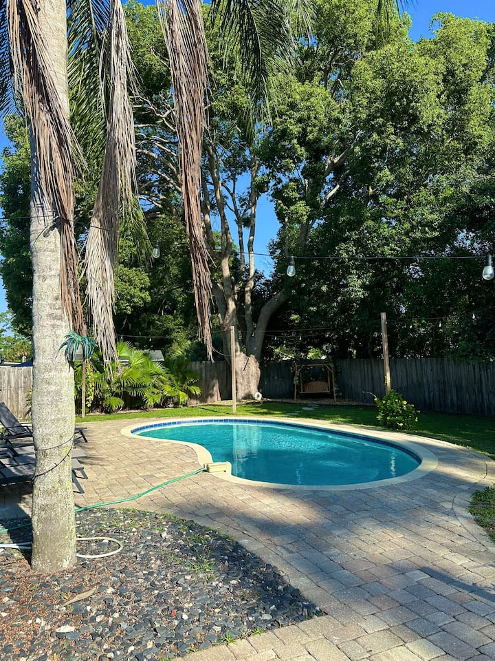 Modern 4br Jax | Pool Oasis Near Beach | Backyard - Jacksonville Beach, FL