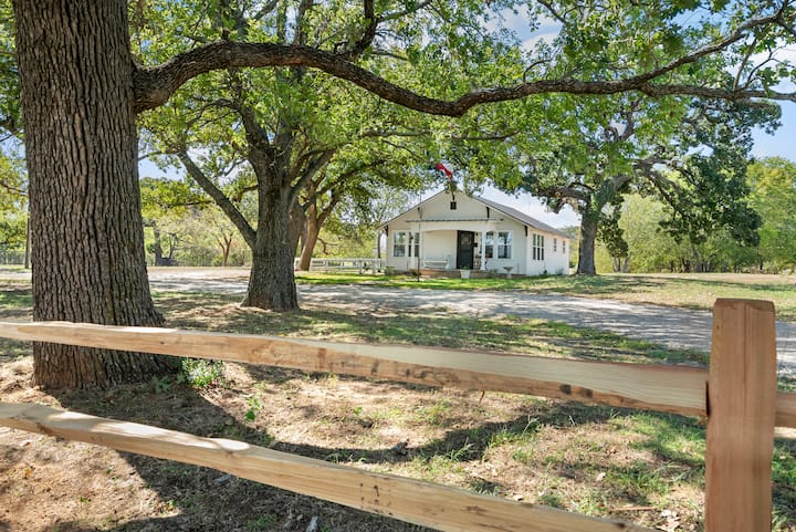 Peaceful Country Cottage - Decatur, TX