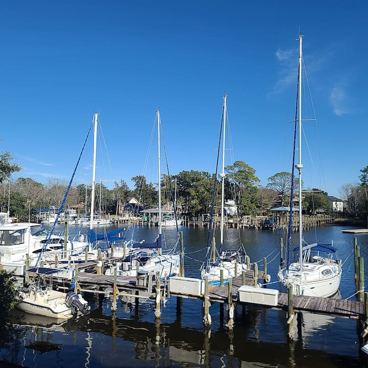 Waterfront Pet Friendly Studio Condo - Niceville, FL