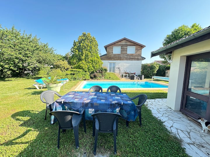 Jolie Maison Jardin Et Piscine - Beaurepaire
