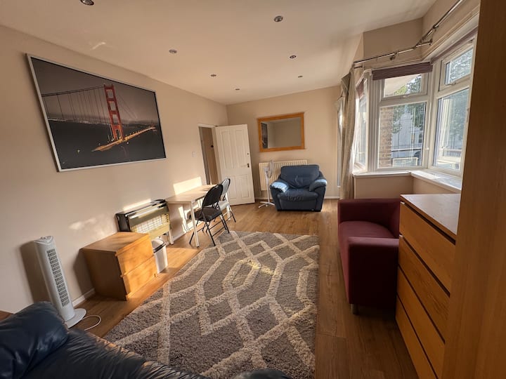 Spacious Flat Near The Oval - London