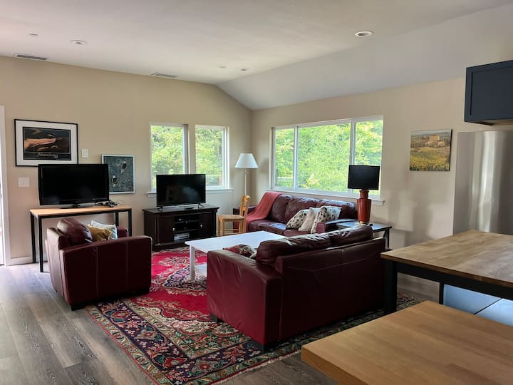 Suite Overlooking Countryside - Petaluma, CA