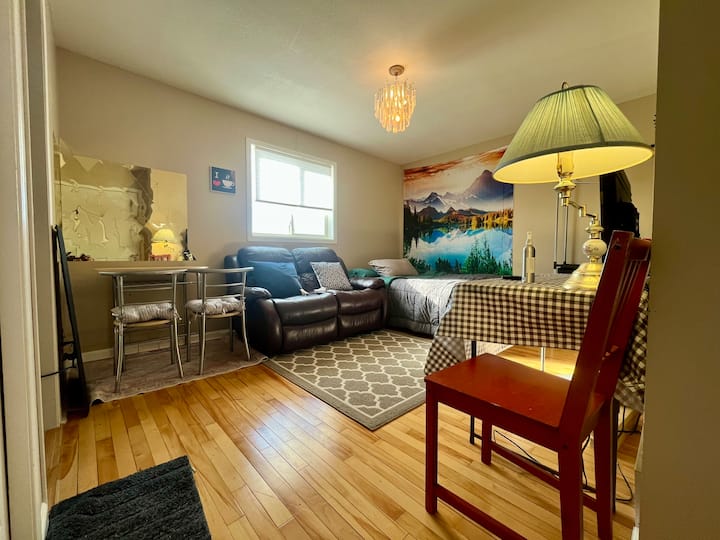 R1, Cozy Studio W/ Kitchenette In Central Sundre - Sundre