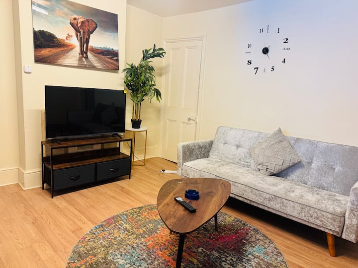 Spacious Flat In Chatham High St - Chatham