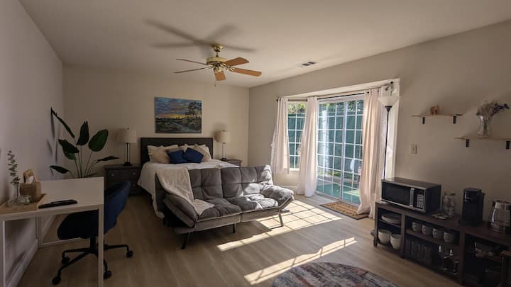 Cozy Room With Private Entrance - Redding, CA