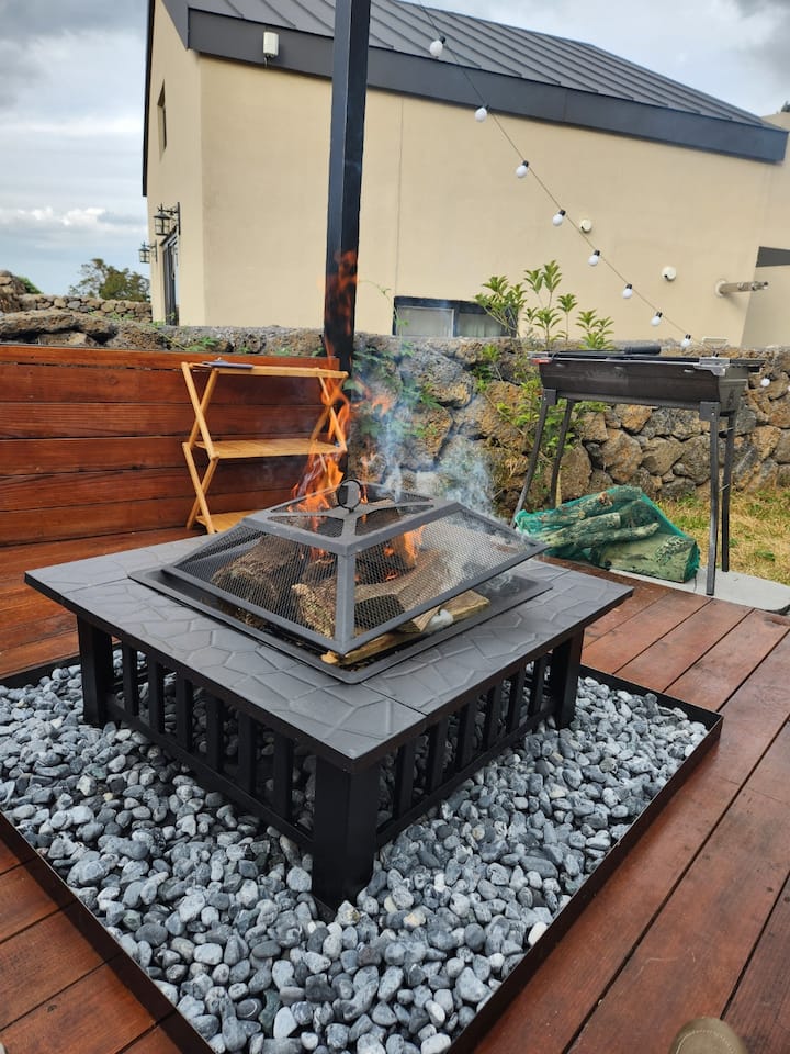 겨울특가/제주공항15분/대형온수풀자쿠지/돌담독채/무료바베큐/최대5인/애월&한담/대형마당 - 제주특별자치도