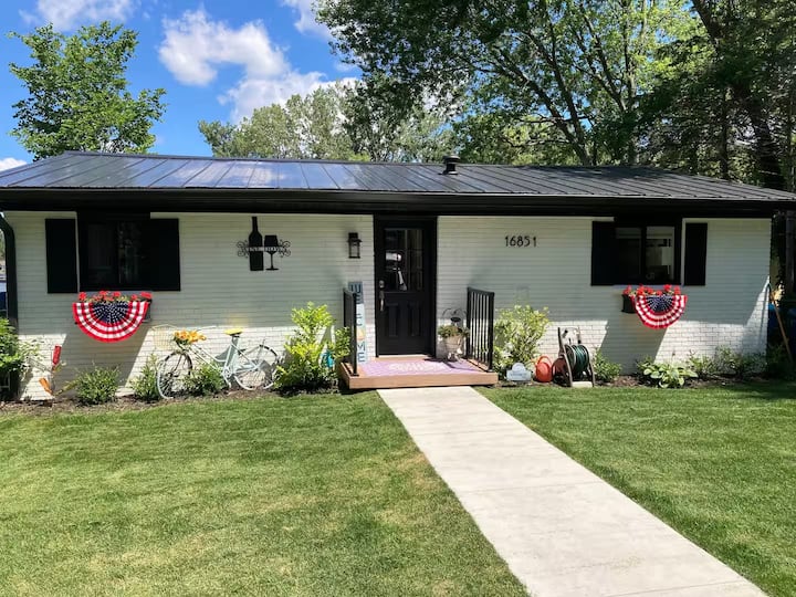 The "Wine Down" Cottage - Grand Haven, MI