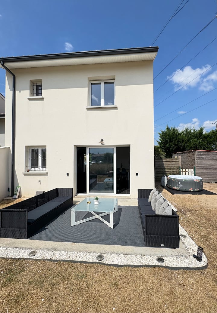 Maison Moderne Entière Jacuzzi Chauffé - Carbon-Blanc