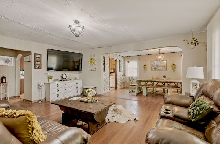 Family Getaway With Game Room, Hot Tub & Fire Pit - Joplin
