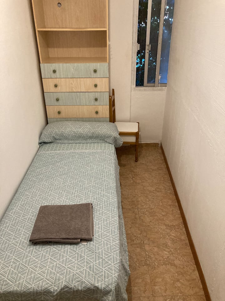 Pequeña Habitación Estrecha - Alicante