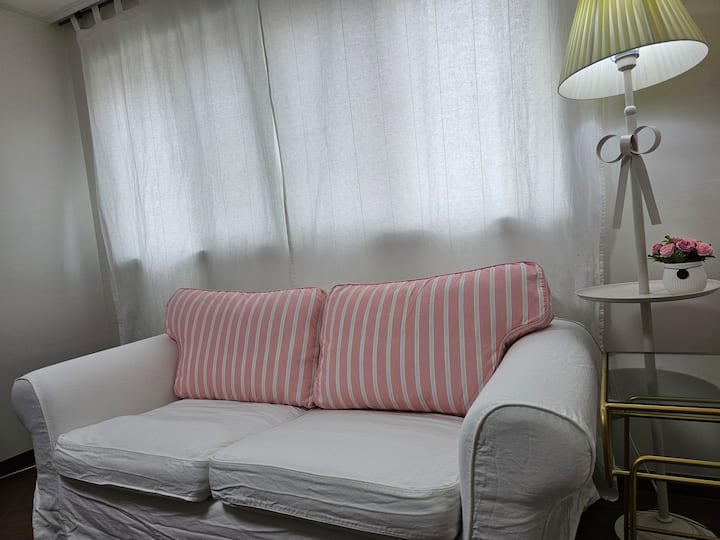 경복궁 서촌 붉은벽돌집 2층, 류진스(Ryu Jeans)-netflix,disney+,맛집 - Seoul