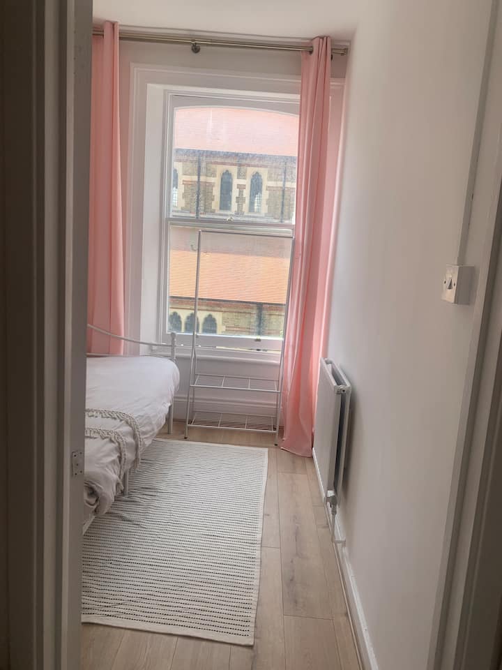 Girlie Room In A 2 Bed Flat - Notting Hill