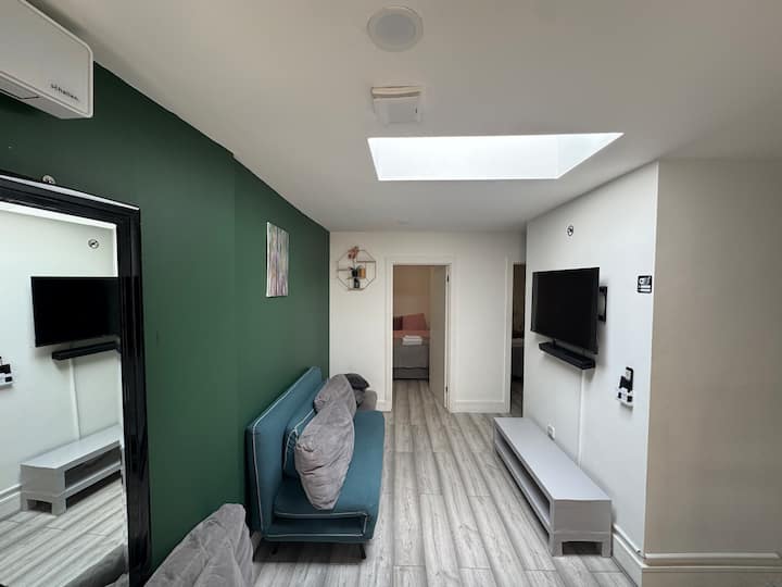 Comfy 2-bedroom Retreat | Near Shops + Parking - Chingford