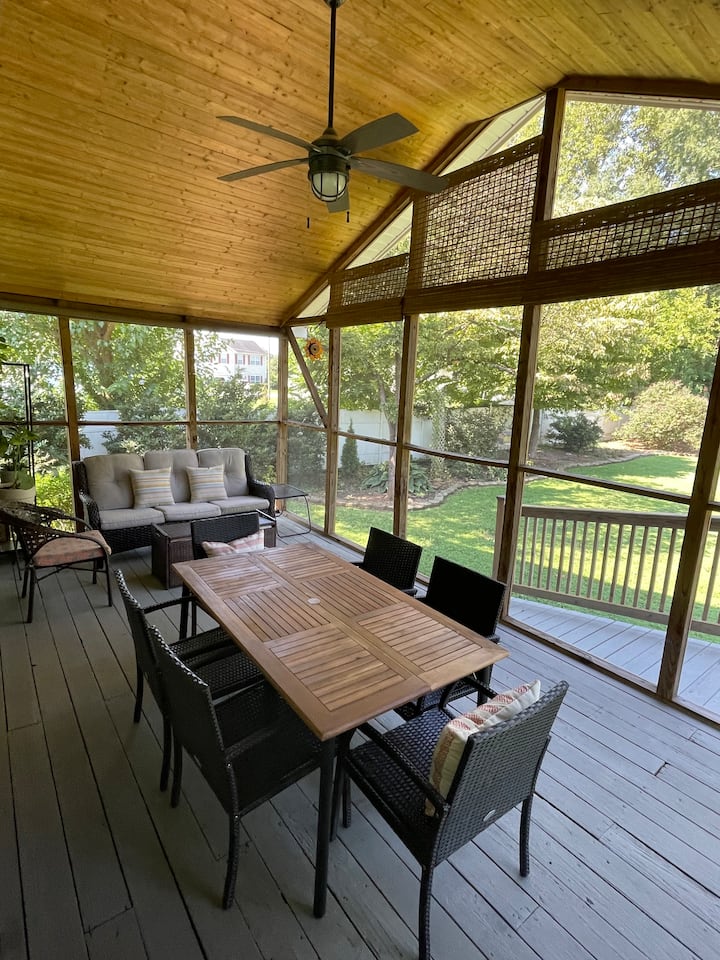 Roomy Home W/2 Full Baths & Screened Porch. - High Point, NC
