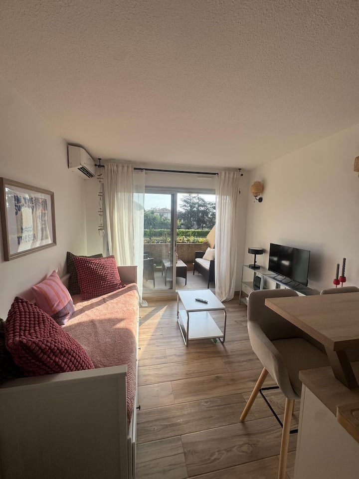 Charmant T2 Coloré Avec Balcon, Mer Piscine-tennis - Antibes