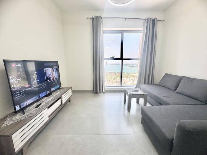 A Scenic View Modern Apartment - Dubai