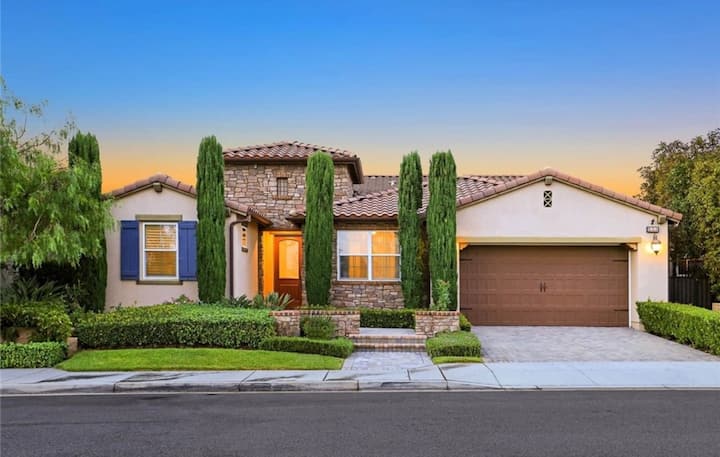 Elegant Hilltop Retreat - Yorba Linda