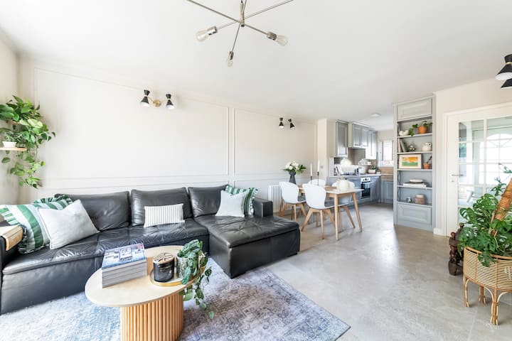 Boutique-style 3-bed Home - Surbiton
