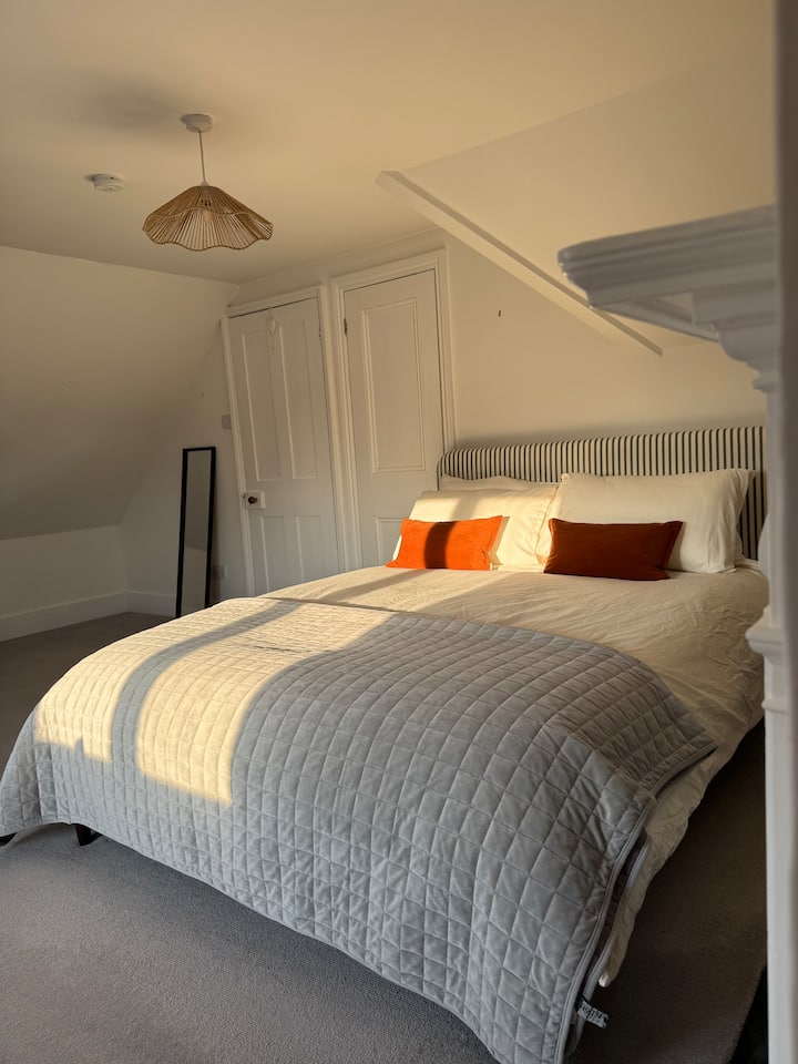Attic Room 30 Secs From Station - Folkestone