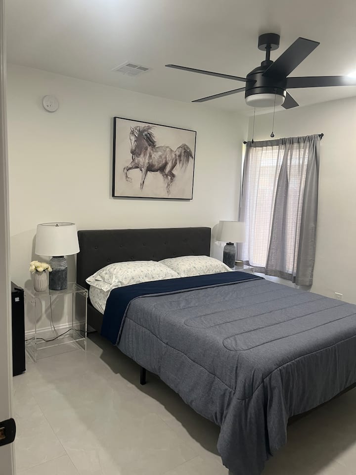 Modern Bedroom W/shared Bathroom - Kissimmee, FL