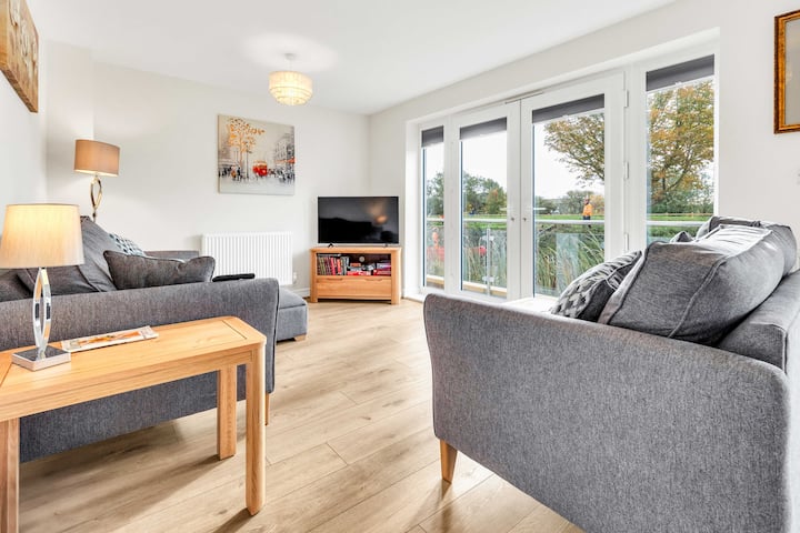 4 Br | Sleeps 7 | Free Parking | Work/family - Bourne