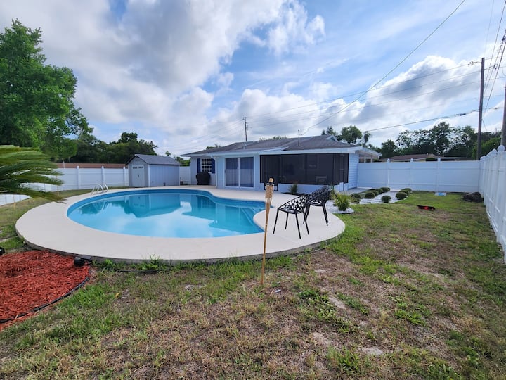 Cozy House With Pool. Minutes From I4 - Deltona, FL