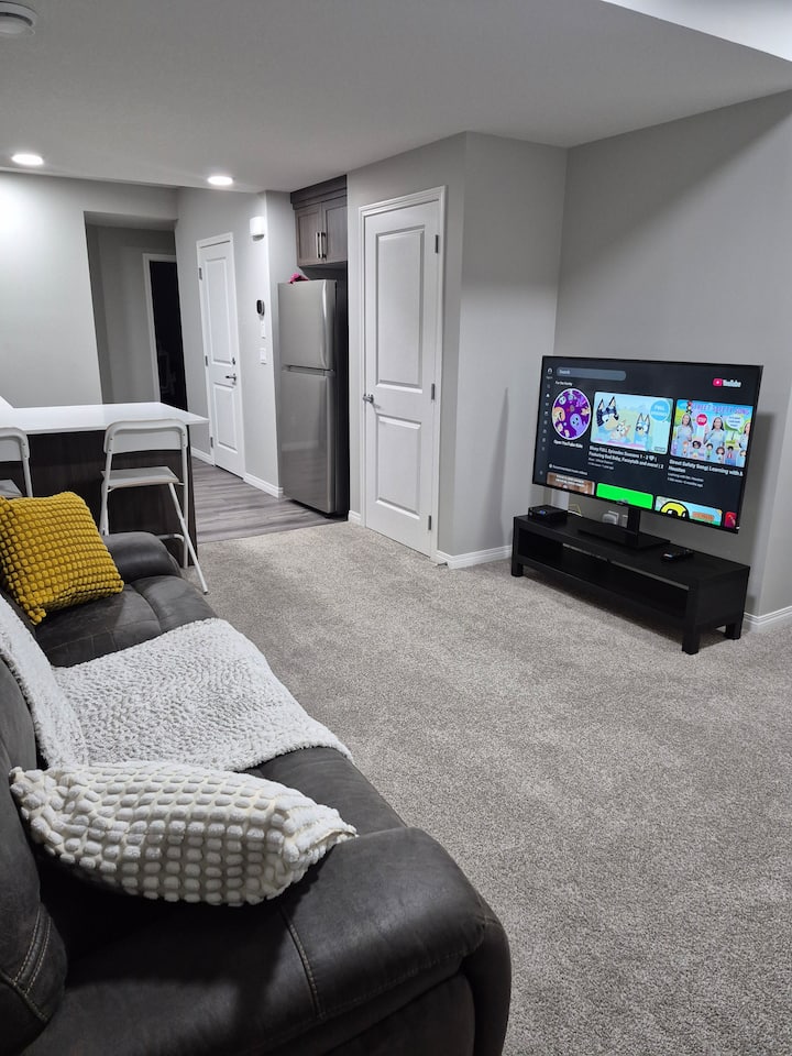 Cozy Two Bedroom Suite - Calgary