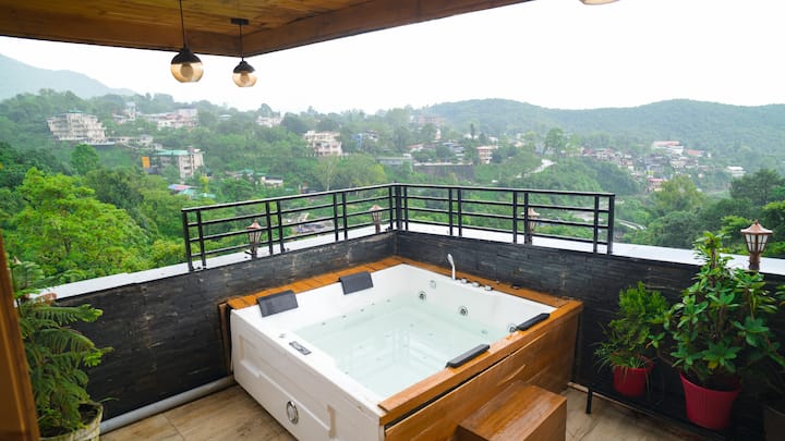 Luxury Wooden Penthouse W/ Jacuzzi And Pool Table - 
